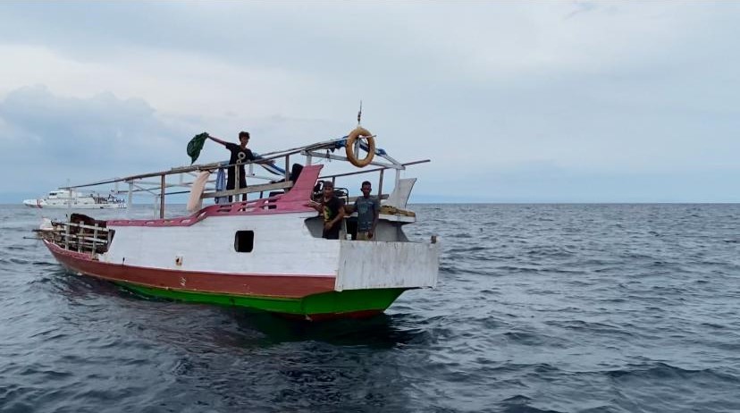 Kapal Terombang Ambing di Laut Flores